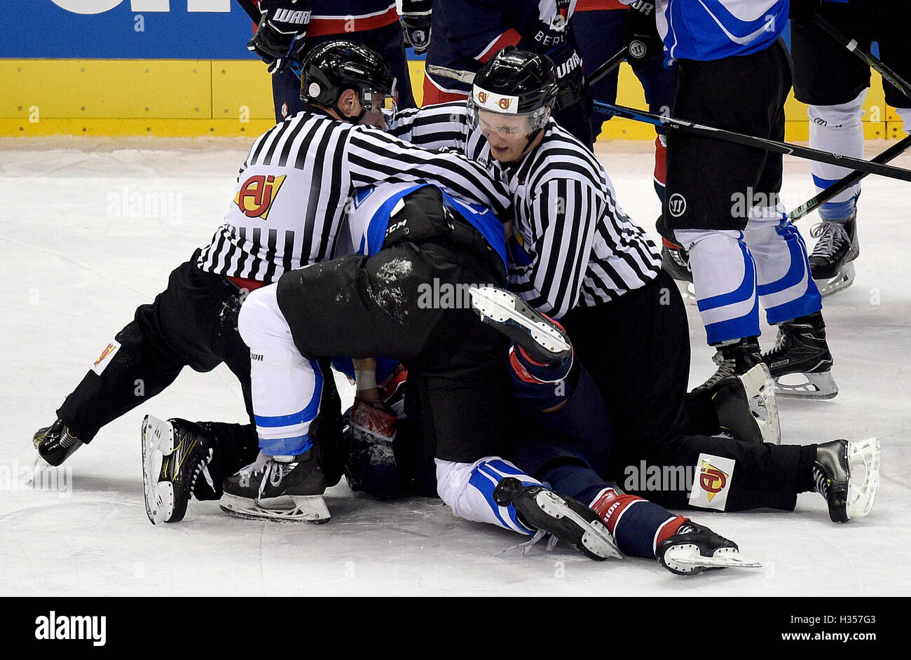 League two referees hi-res stock photography and images - Alamy
