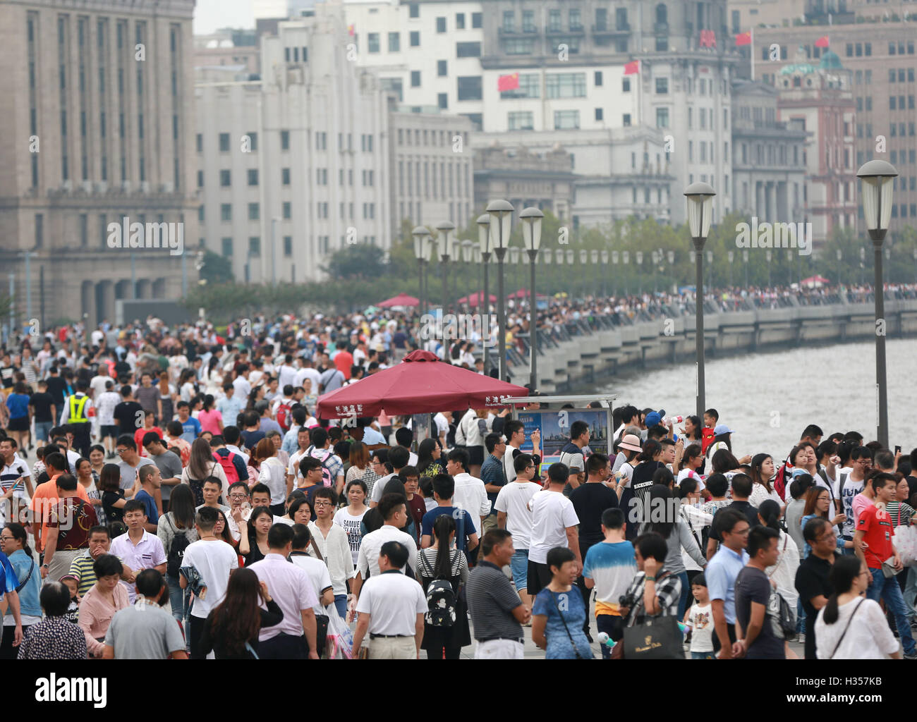Shanghai. 5th Oct, 2016. Tourists visit the Bund (Wai Tan) in Shanghai ...