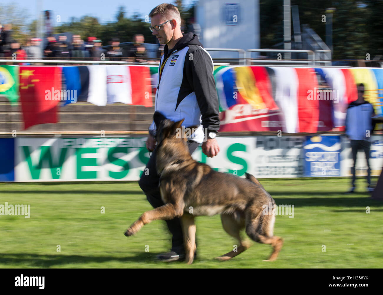 Meppen, Germany. 05th Oct, 2016. German dog handler Peter Rohde trains ...