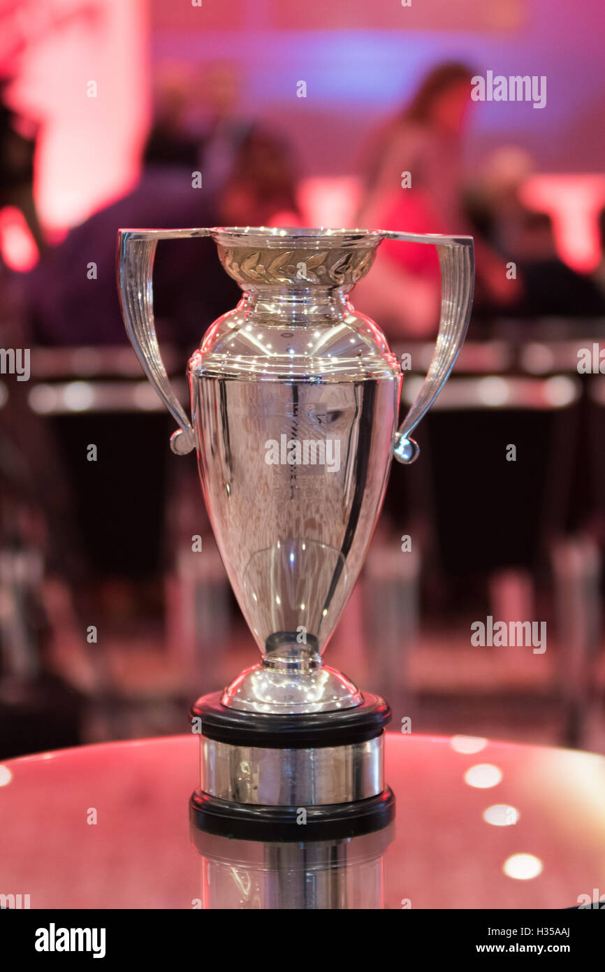 Womens rugby world cup trophy hi-res stock photography and images - Alamy