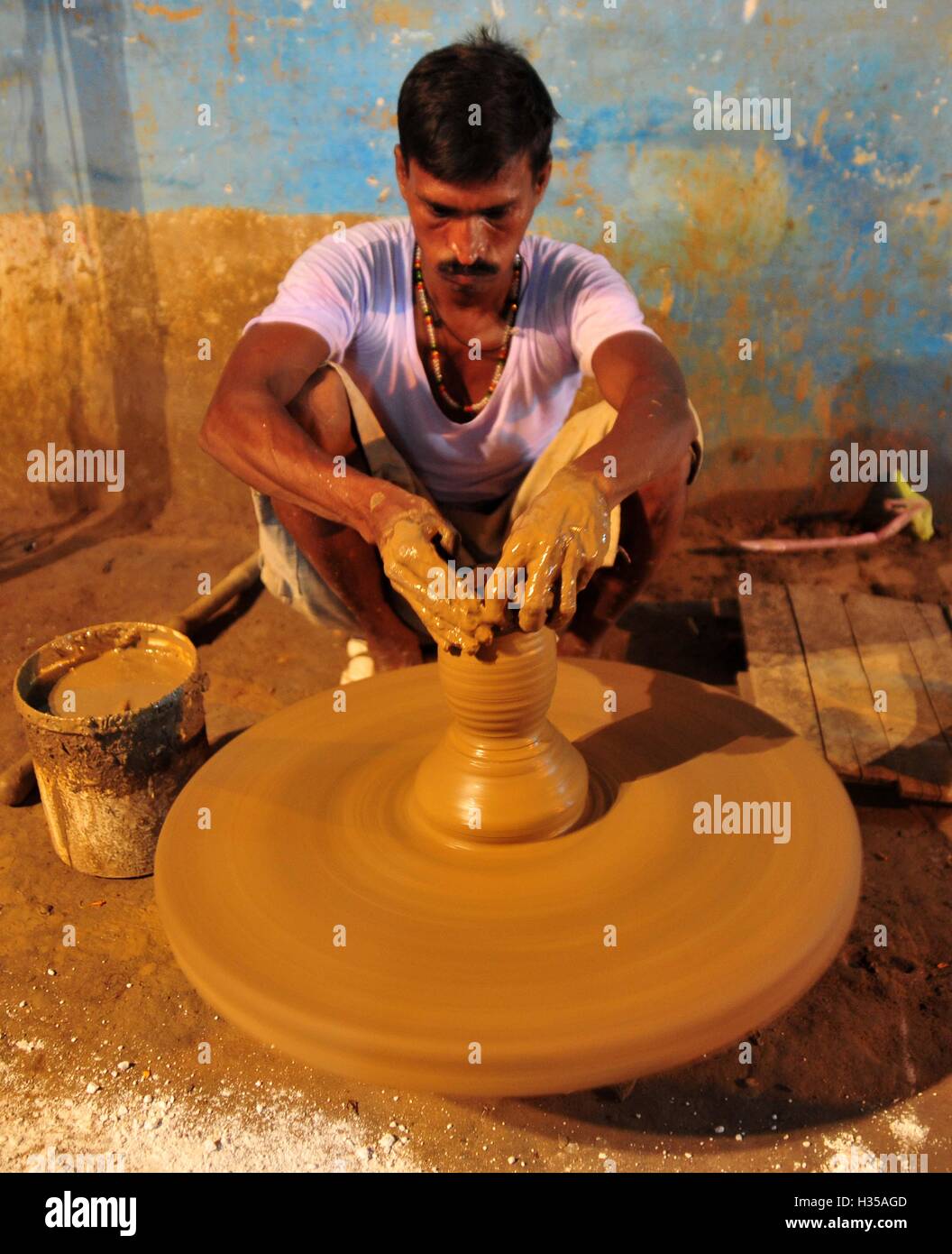 Allahabad, Uttar Pradesh, India. 5th Oct, 2016. An Indian potter make ...