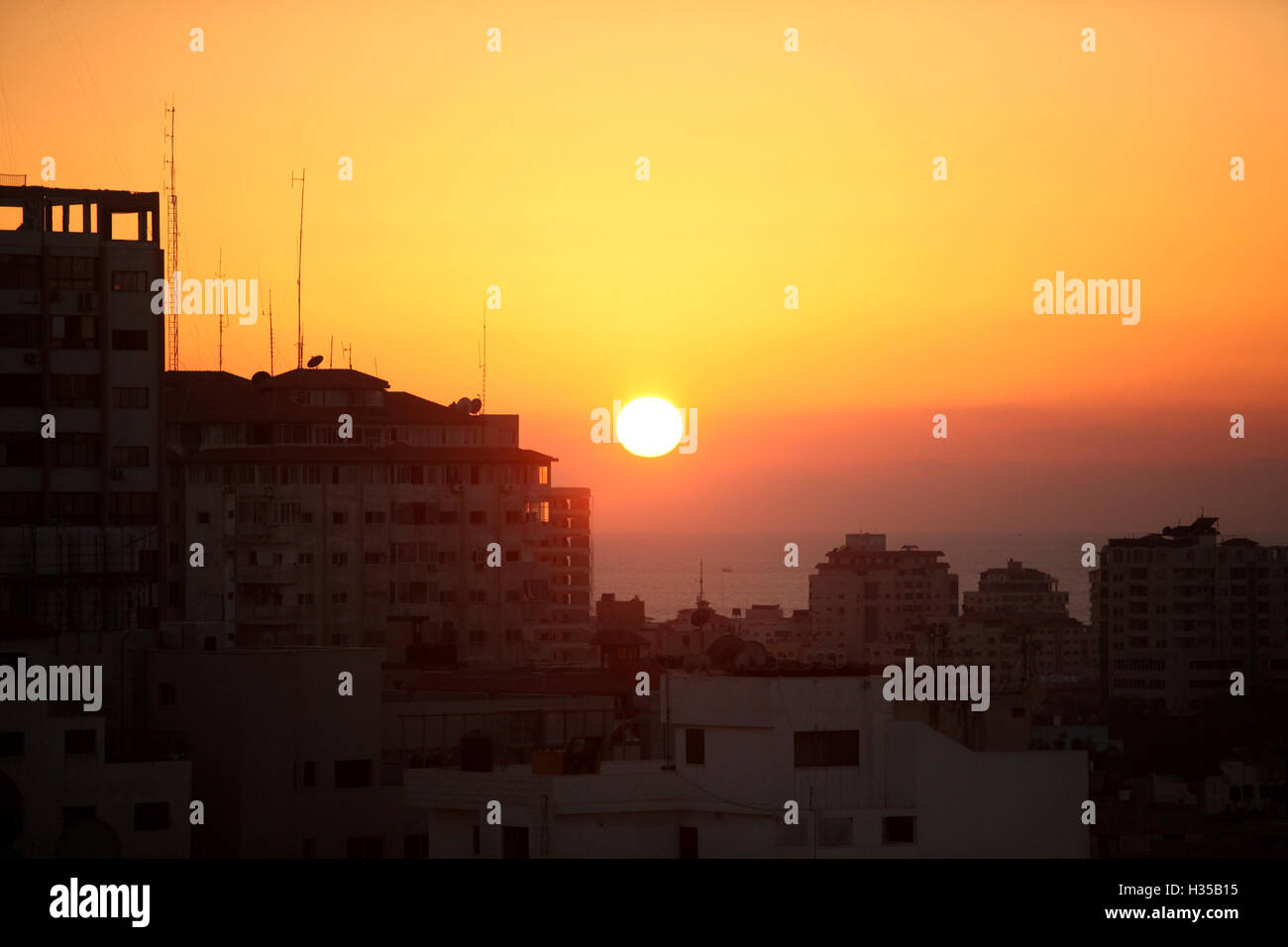 Gaza City, Gaza Strip, Palestinian Territory. 5th Oct, 2016. The sunset ...