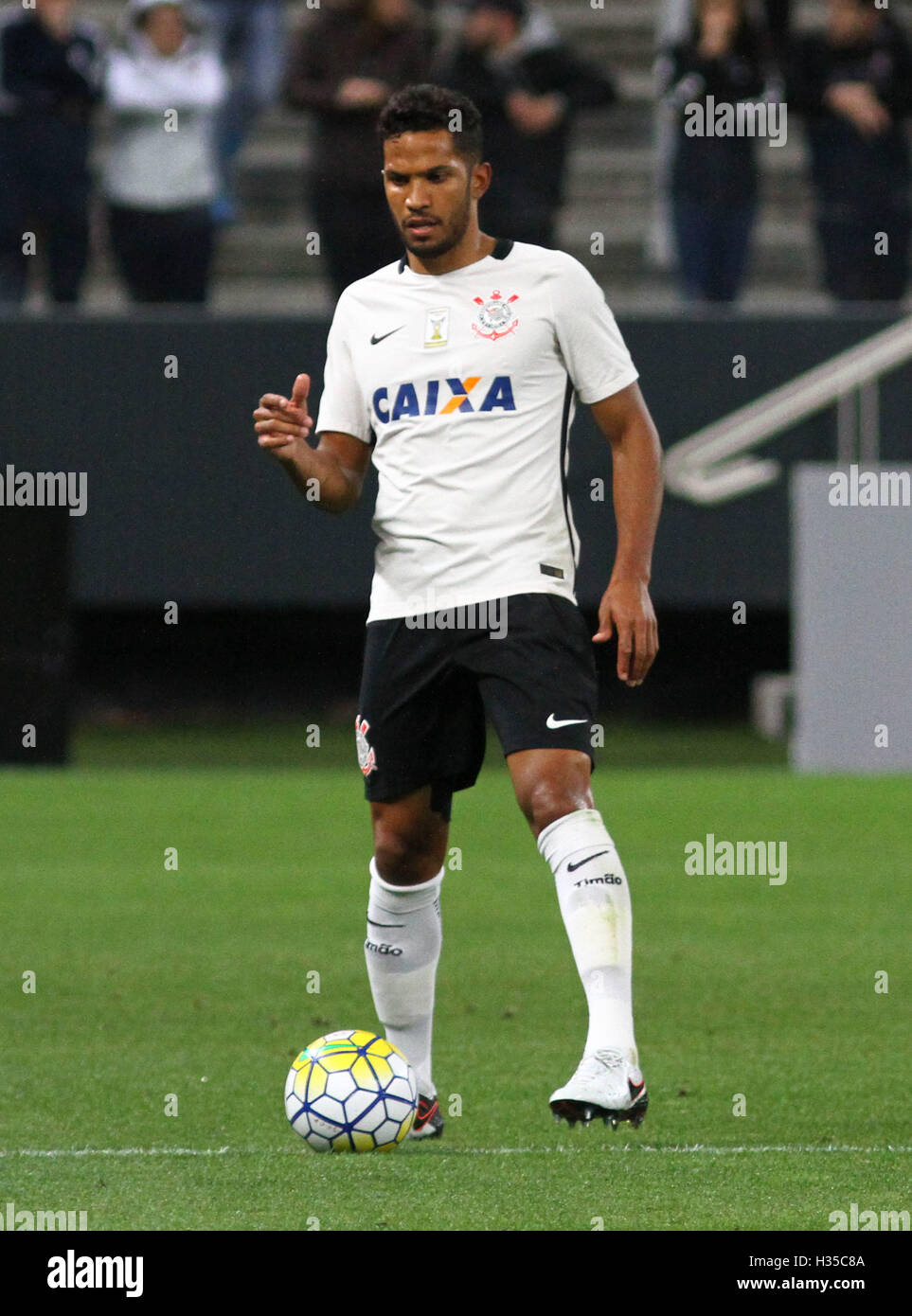 SÃO PAULO, SP - 05.10.2016: CORINTHIANS X ATLÉTICO MINEIRO - Yago during the match between ...