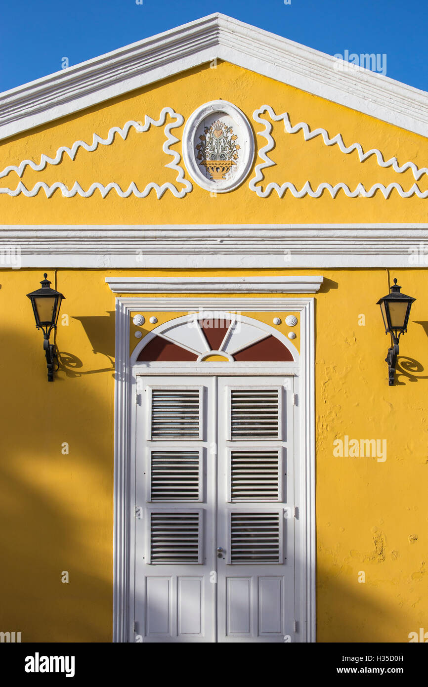 Colonial building on Plasa Horacio Hoyer, Pietermaai, Willemstad ...
