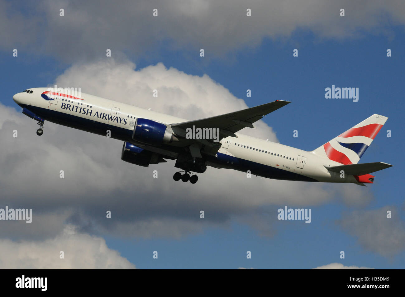 British airways 777 landing hi-res stock photography and images - Alamy