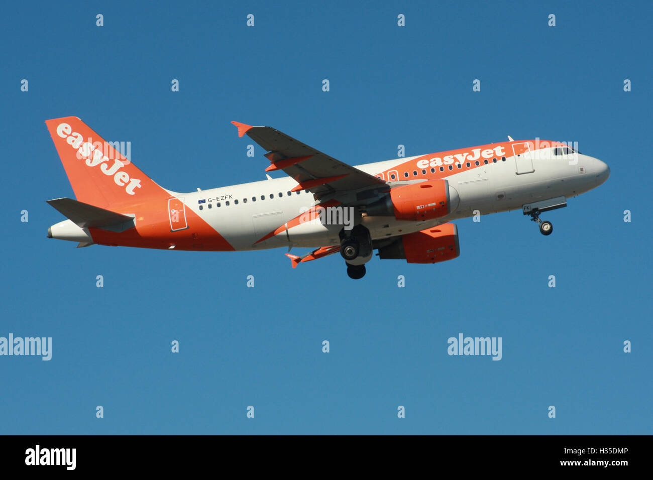 Easyjet a320 hi-res stock photography and images - Alamy