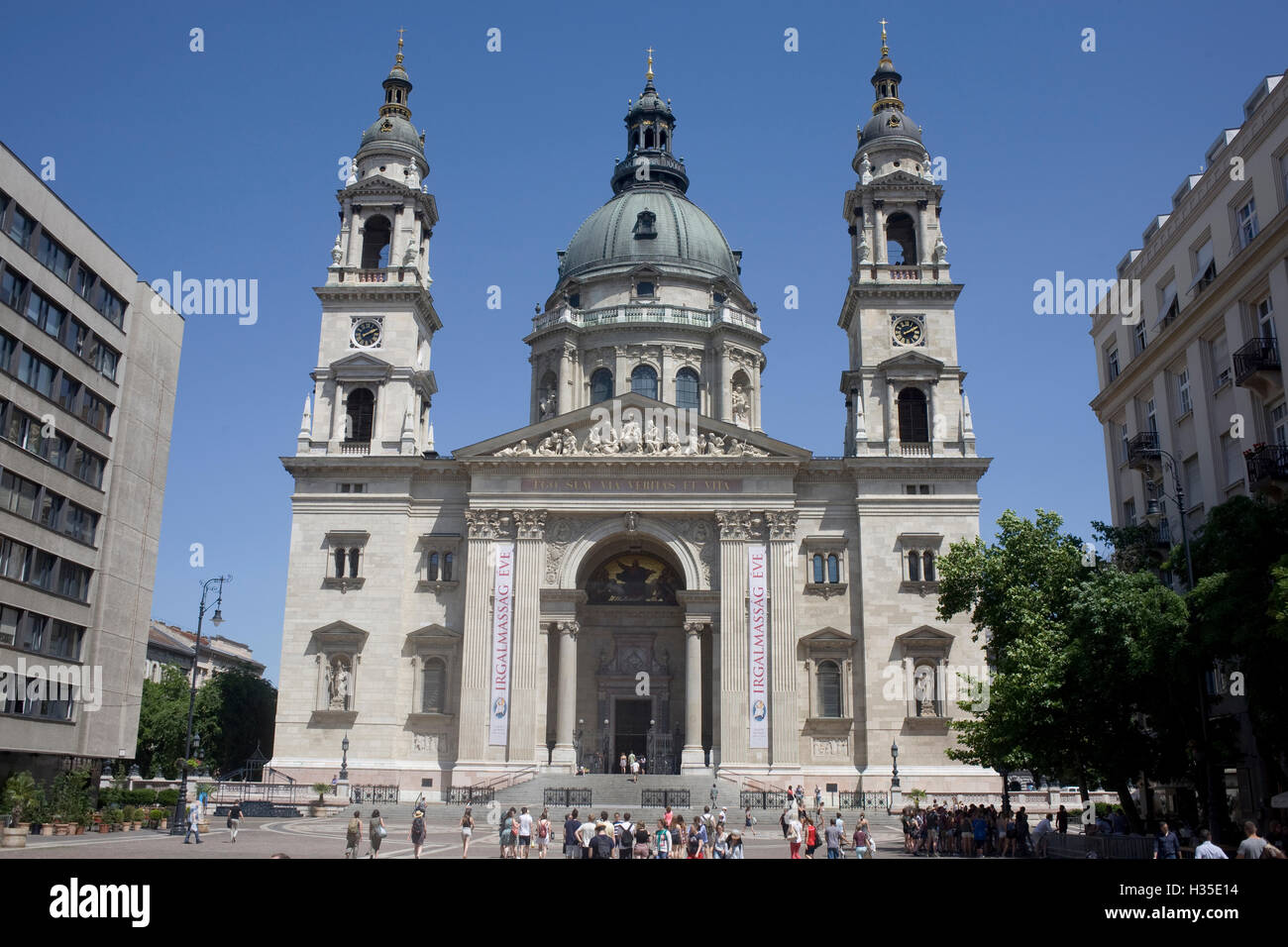 St. Stephen's Basilica, the largest church in Budapest, Hungary Stock ...