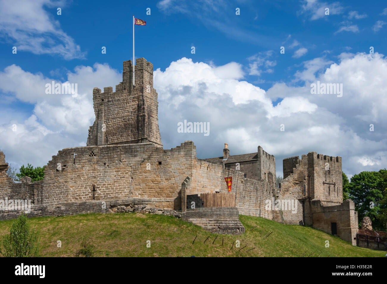 The 12th century medieval prudhoe castle hi-res stock photography and ...