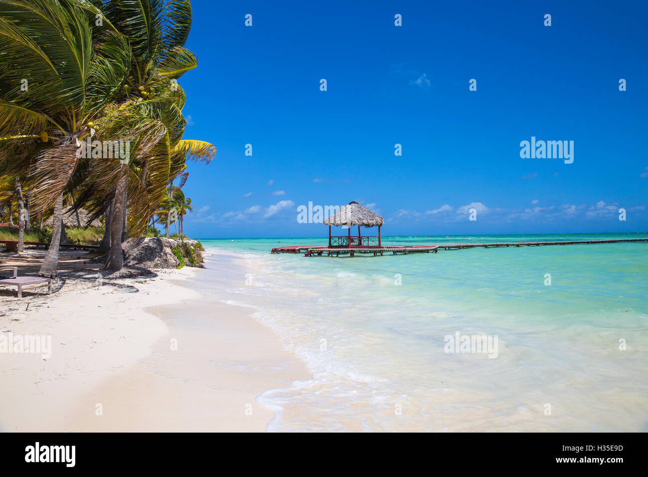 Wooden red jetty, Playa El Paso, Cayo Guillermo, Jardines del Rey ...