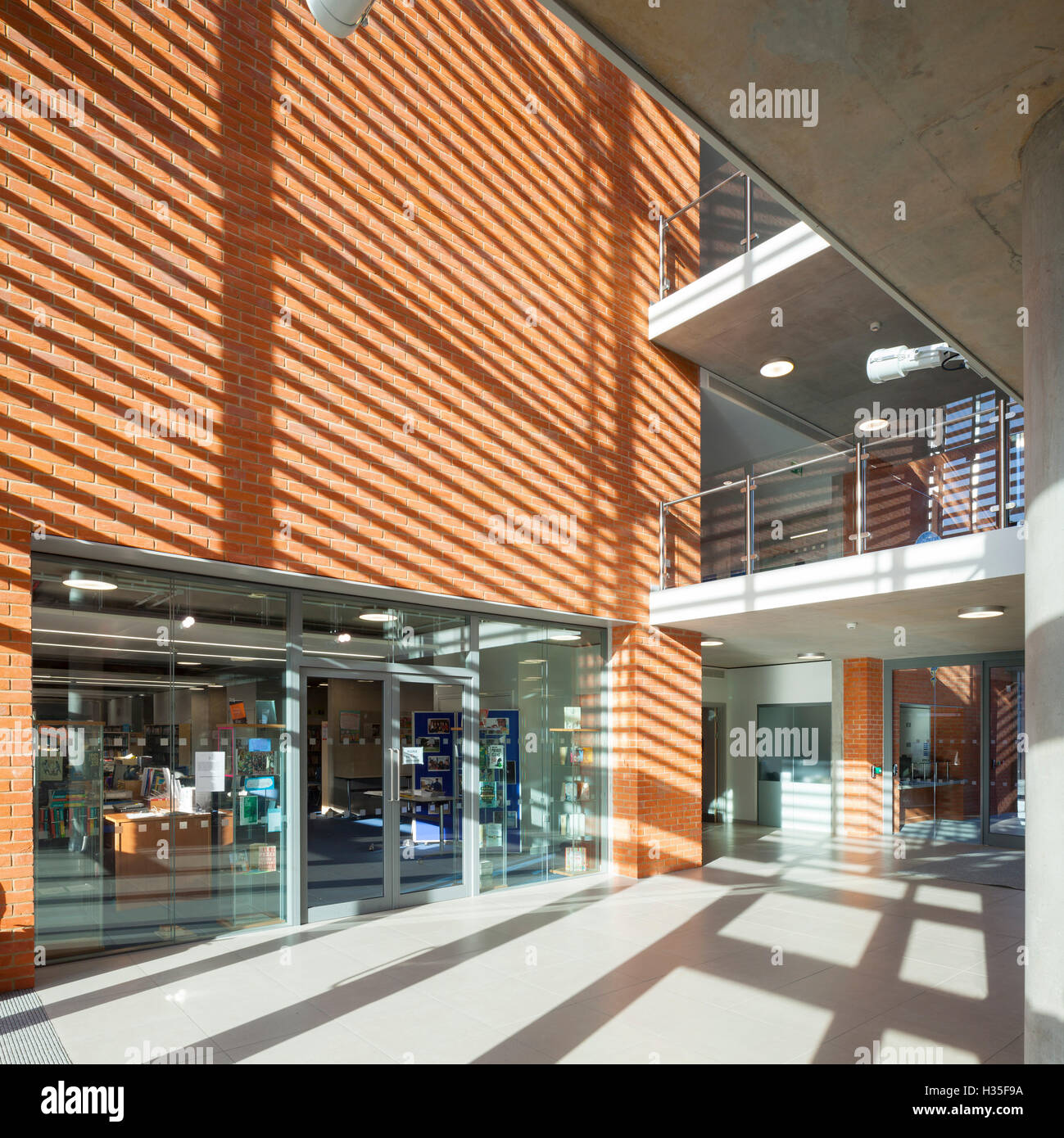 Comprehensive school building uk hi-res stock photography and images ...