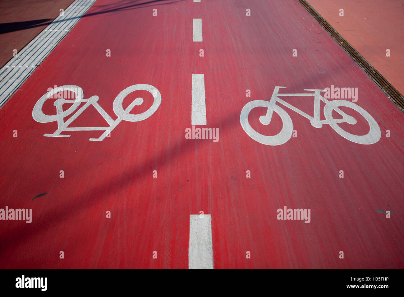 Cycling lane markings Stock Photo - Alamy