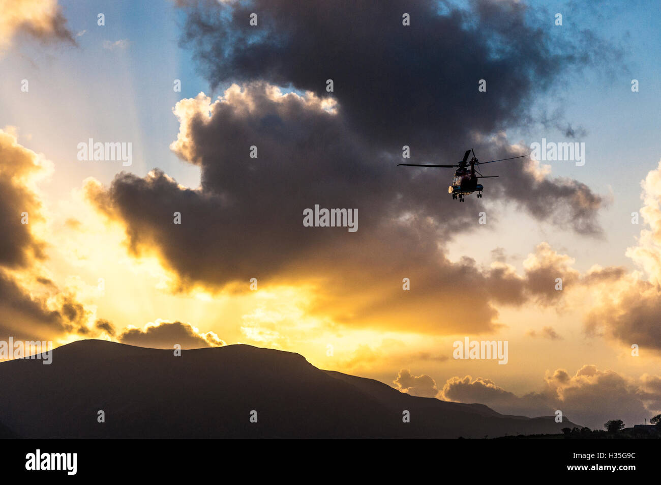 Irish Coast Guard IRGC Sikorsky S-92 helicopter RESCUE118 EI-ICA flys ...