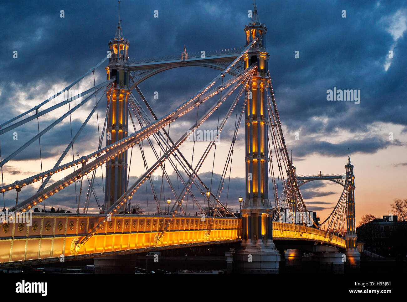 Sunset seen from albert bridge over the thames in london hi-res stock ...