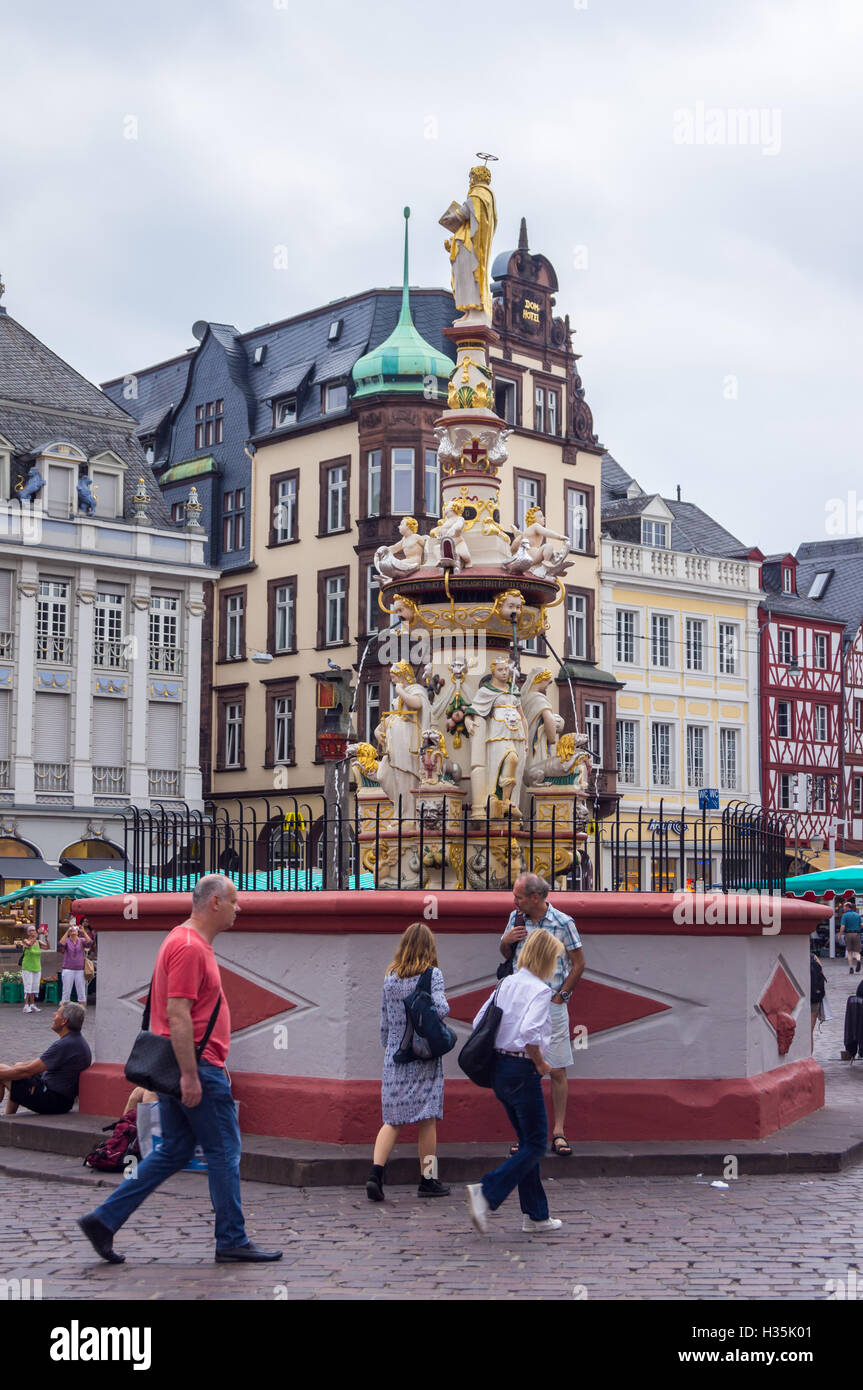 Petrusbrunnen by Hans Ruprecht Hoffmann, 1594-5, Hauptmarkt, market ...