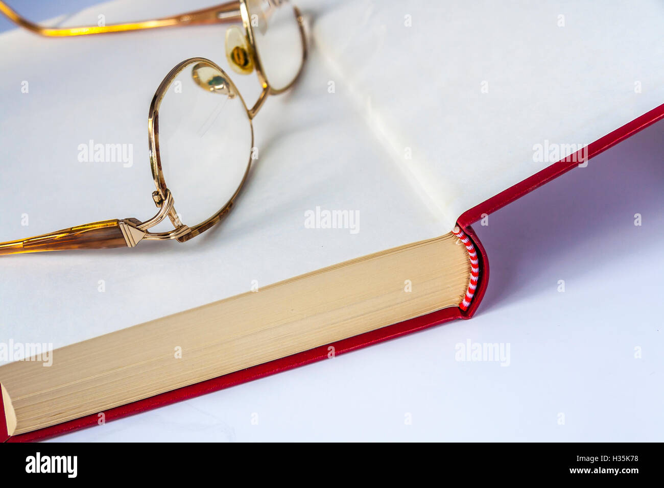 Open book with glasses hi-res stock photography and images - Alamy