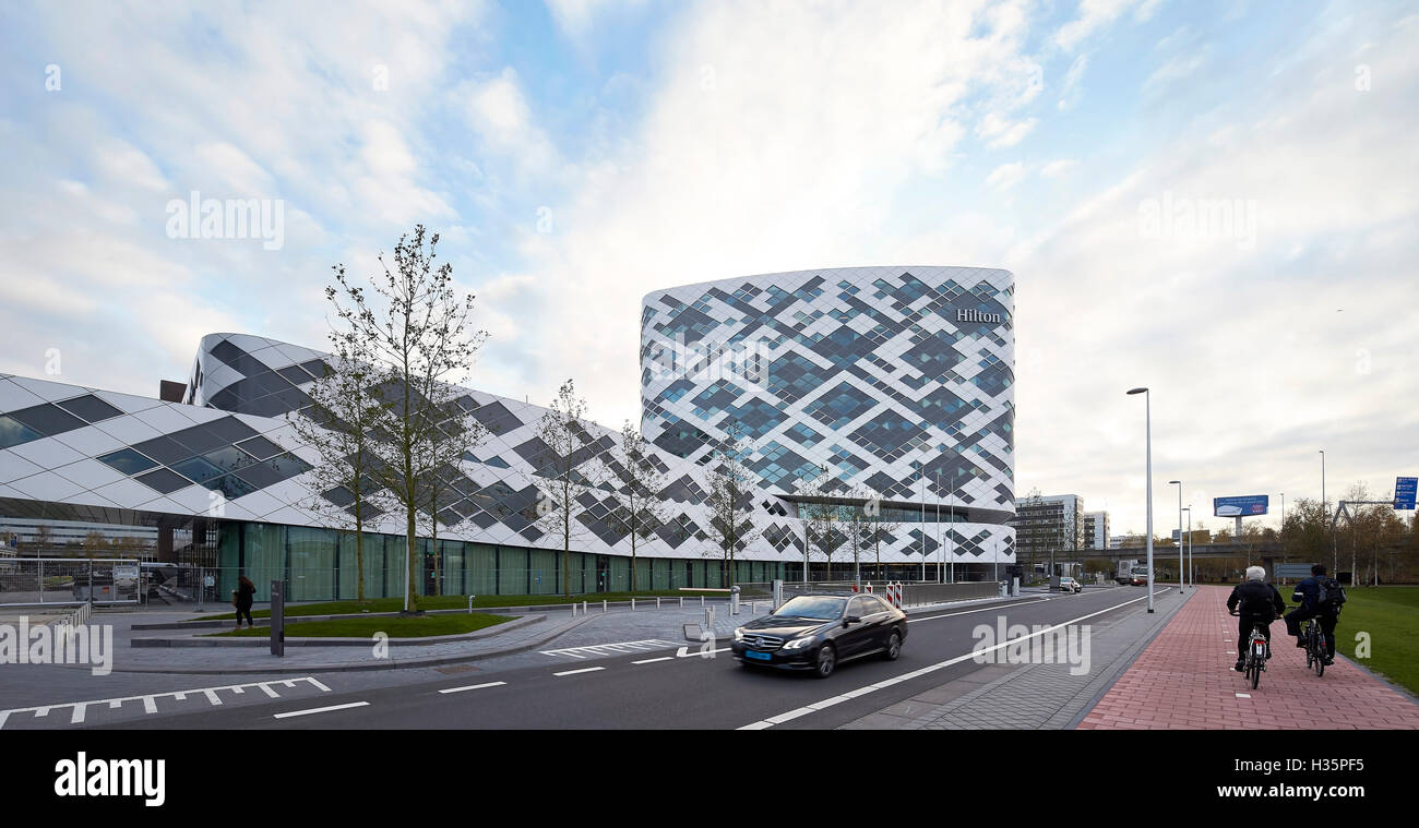 Hotel and Schiphol passageway with street. Hilton Amsterdam Airport ...