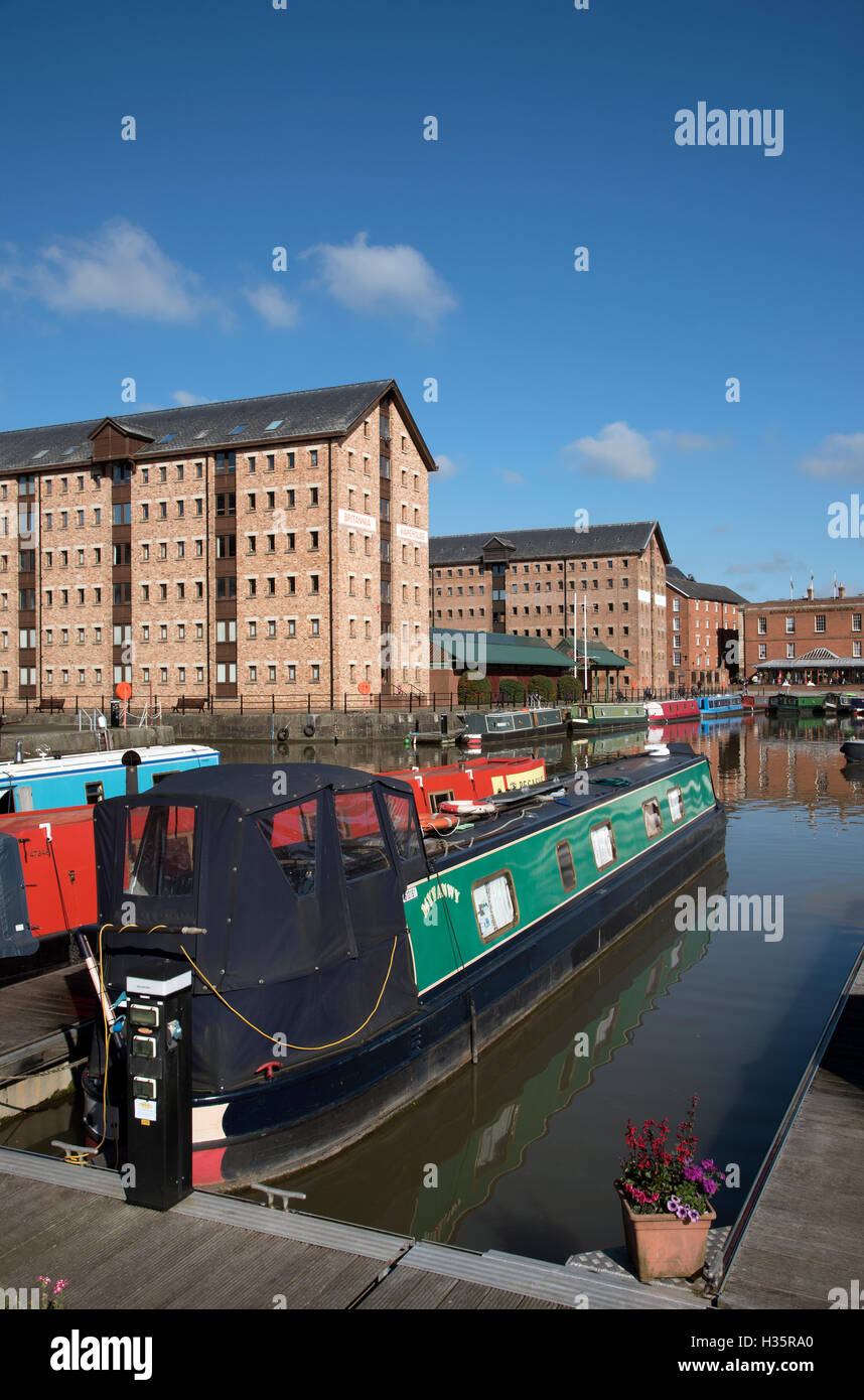 Narrow boats gloucester docks hi-res stock photography and images - Alamy