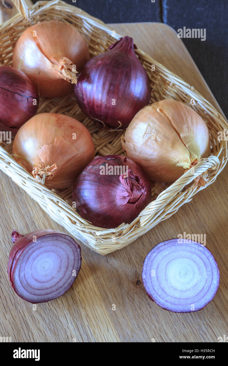 Red and white onions hi-res stock photography and images - Alamy