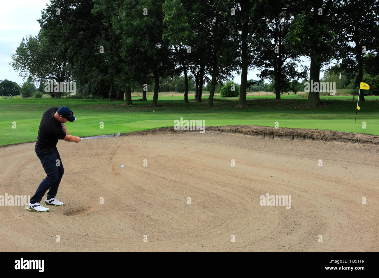 Golf ball in bunker hi-res stock photography and images - Alamy