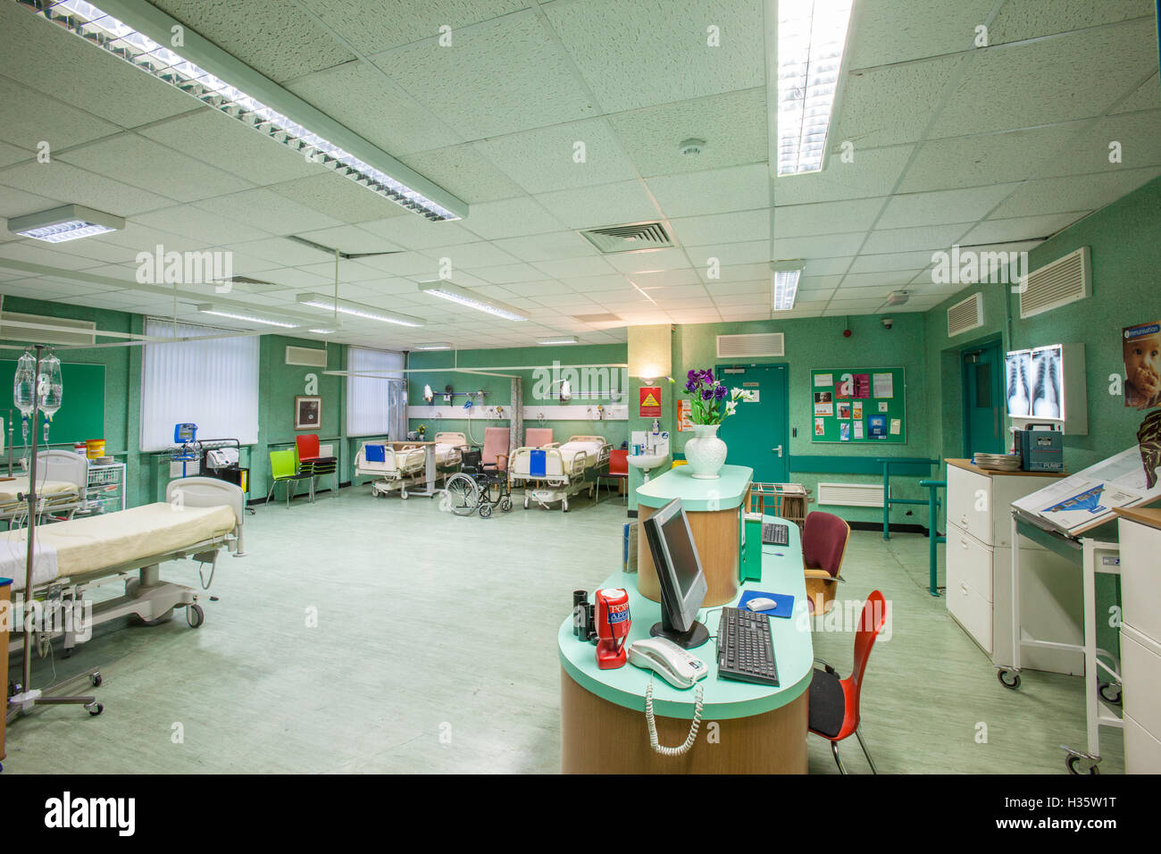 Nhs hospital ward hi-res stock photography and images - Alamy