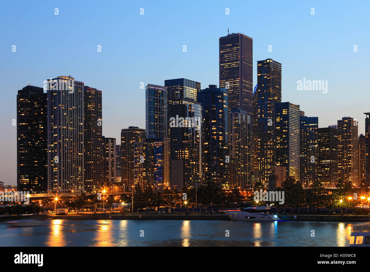 Chicago night river skyline buildings hi-res stock photography and ...