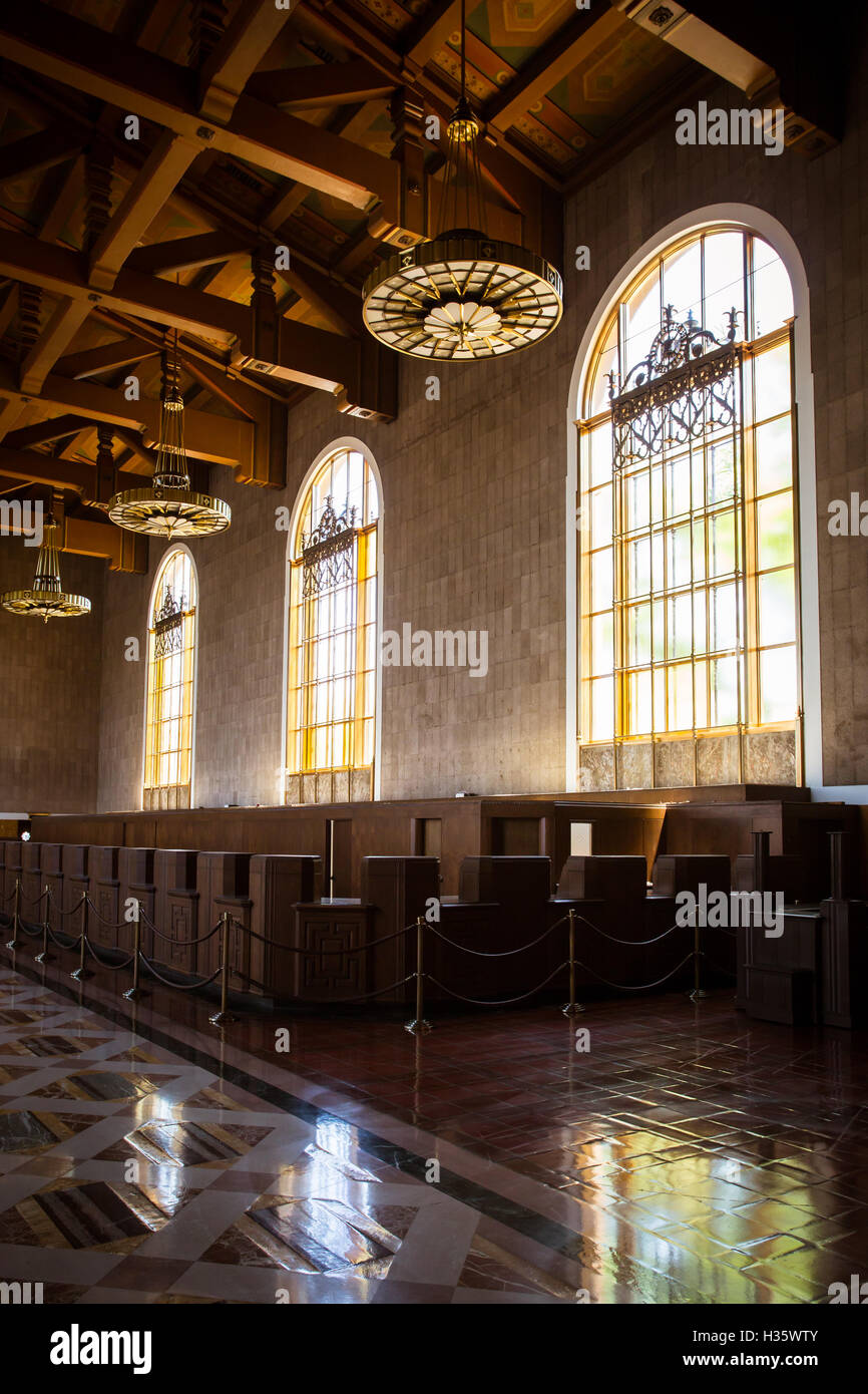 Ticketing hall hi-res stock photography and images - Alamy