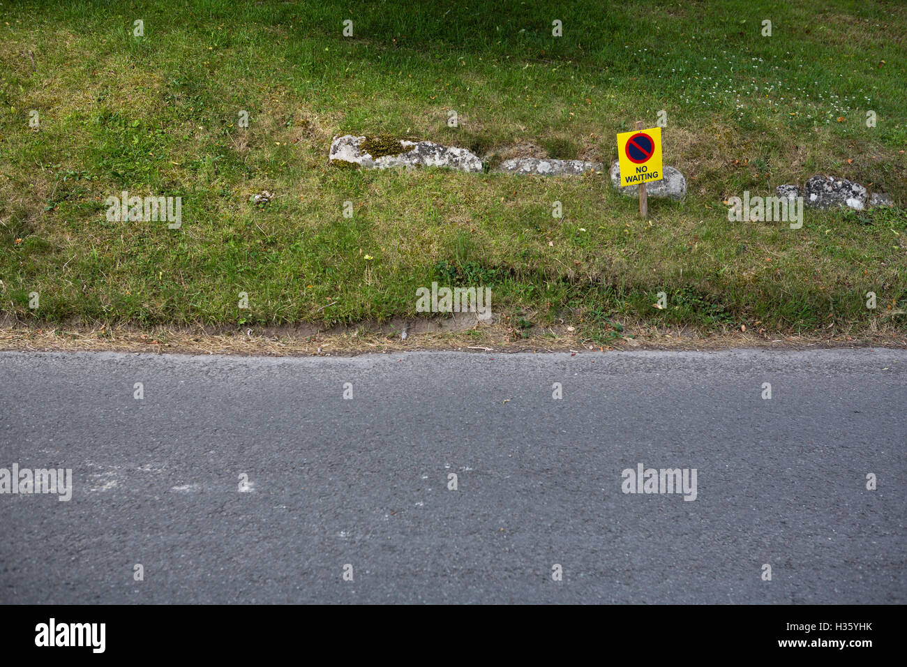 Small road sign warning of an area of no parking Stock Photo - Alamy