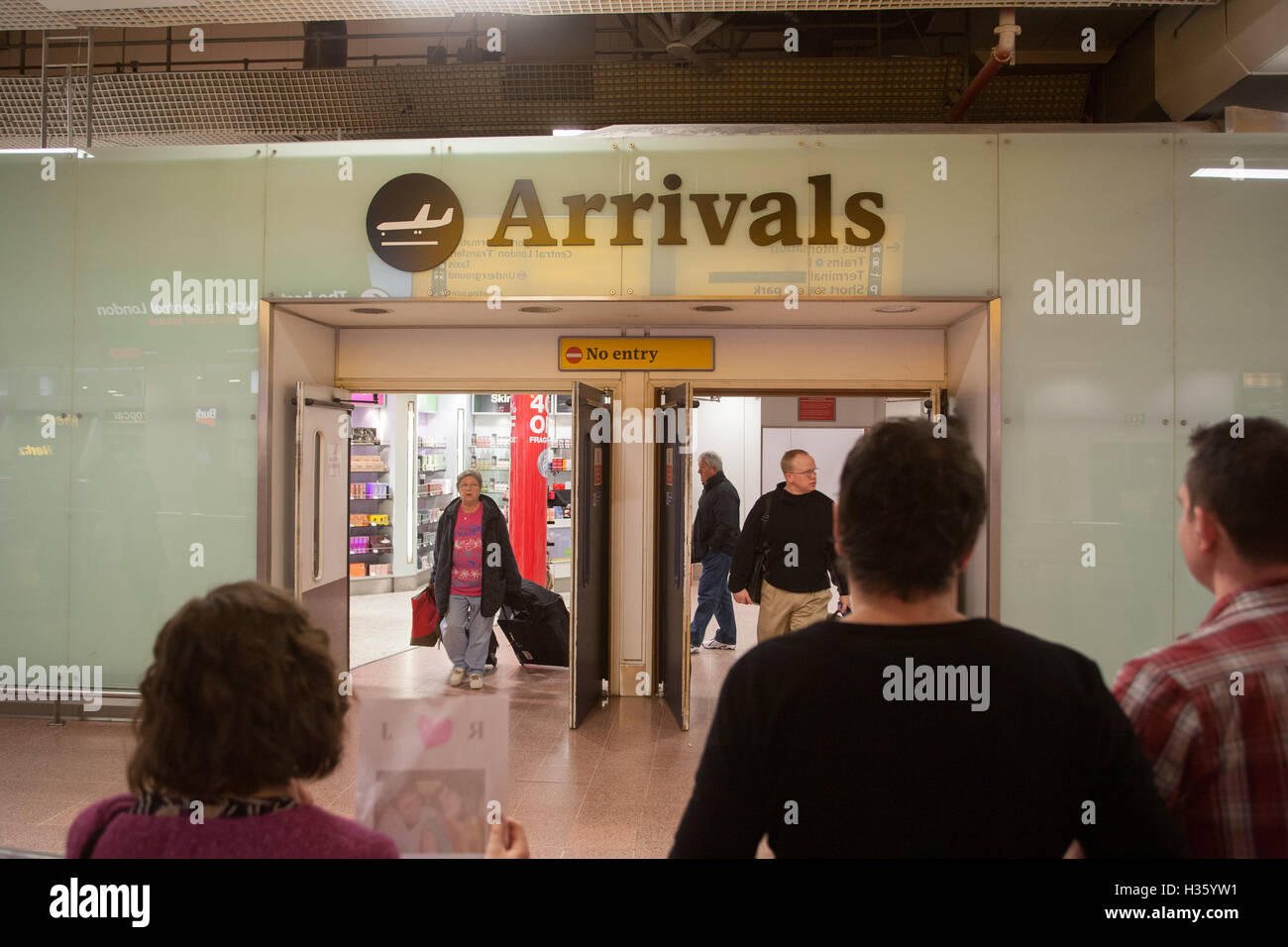 Arrivals Hall Terminal Heathrow Airport Stock Photos & Arrivals Hall ...