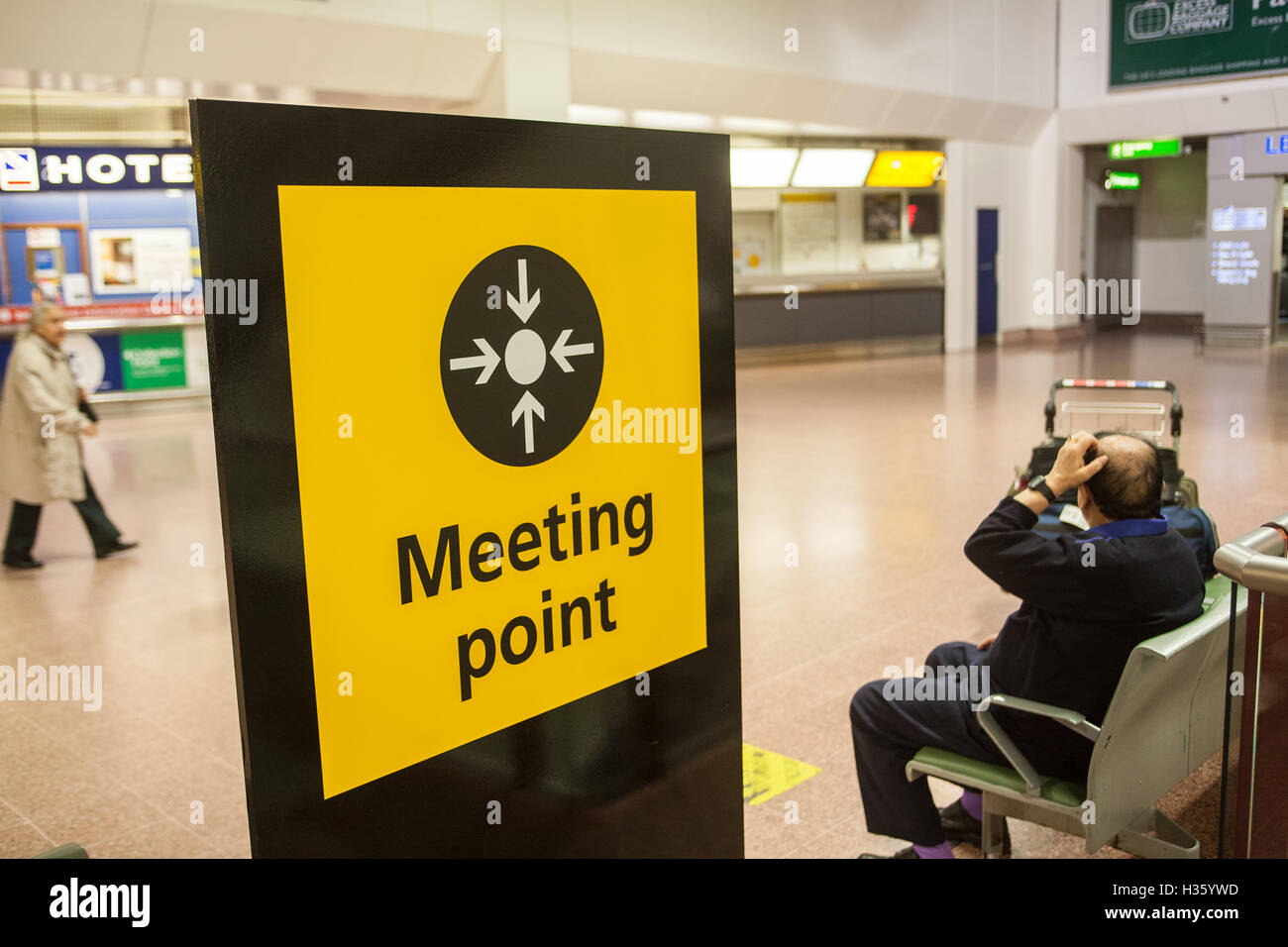 Meeting Point Sign Heathrow Airport Stock Photos & Meeting Point Sign ...
