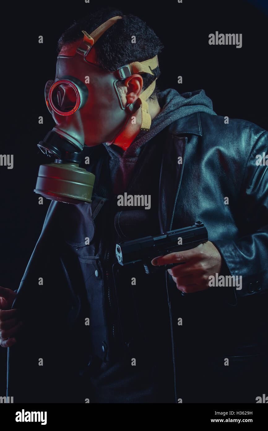 Armed man with gas mask and gun Stock Photo - Alamy