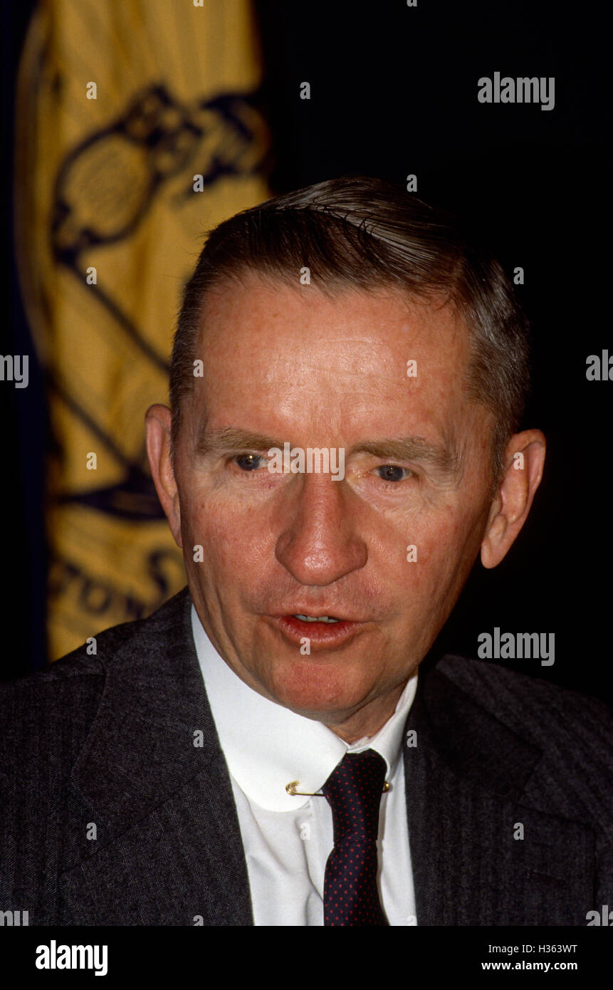 Washington, DC.,USA 17th November, 1988 H. Ross Perot addresses the ...