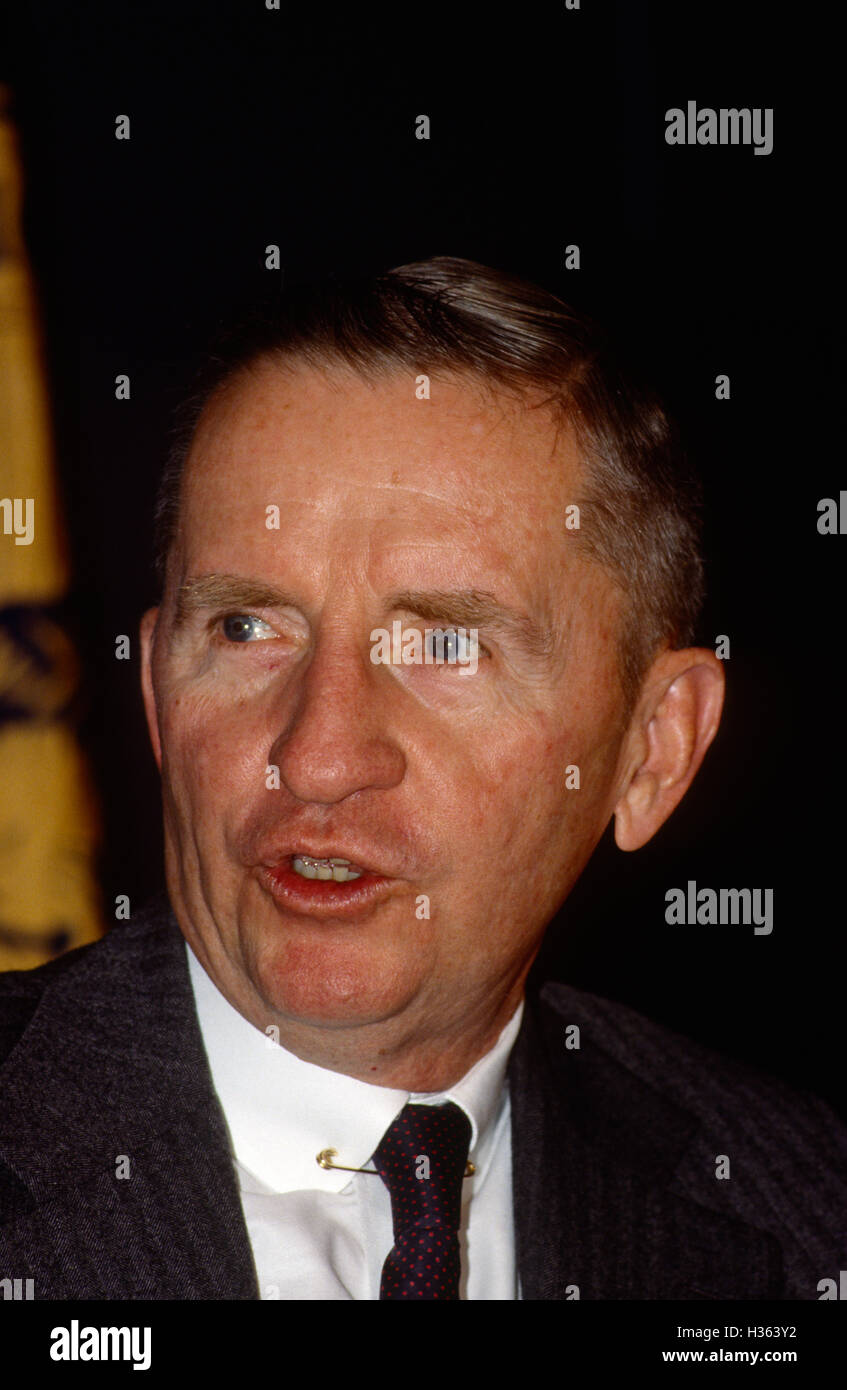 Washington, DC.,USA 17th November, 1988 H. Ross Perot addresses the ...