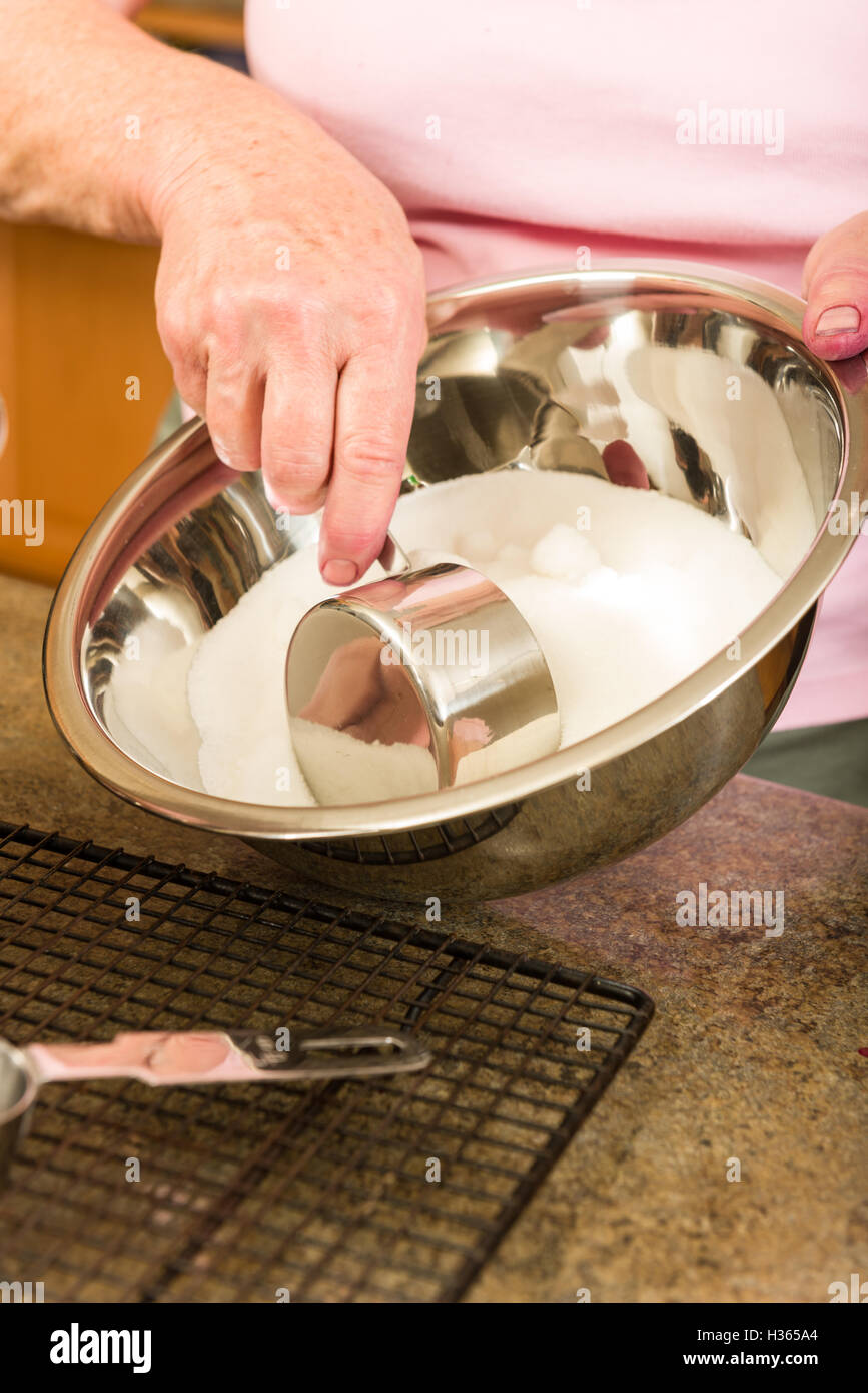 Measuring sugar for cooking Stock Photo - Alamy
