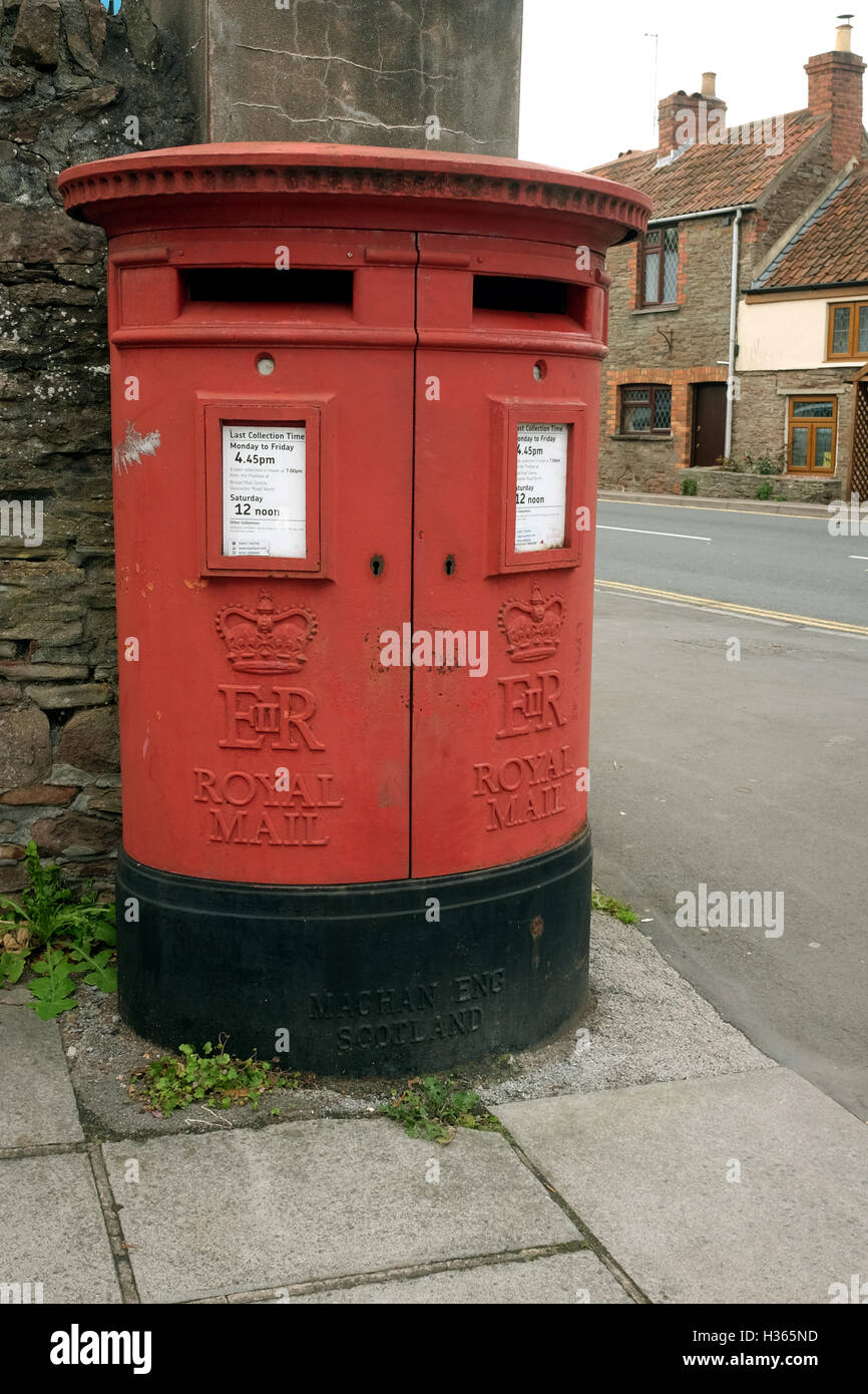 Red post box opening hi-res stock photography and images - Alamy