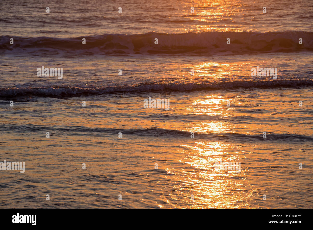 Ocean waves sunset golden light hi-res stock photography and images - Alamy