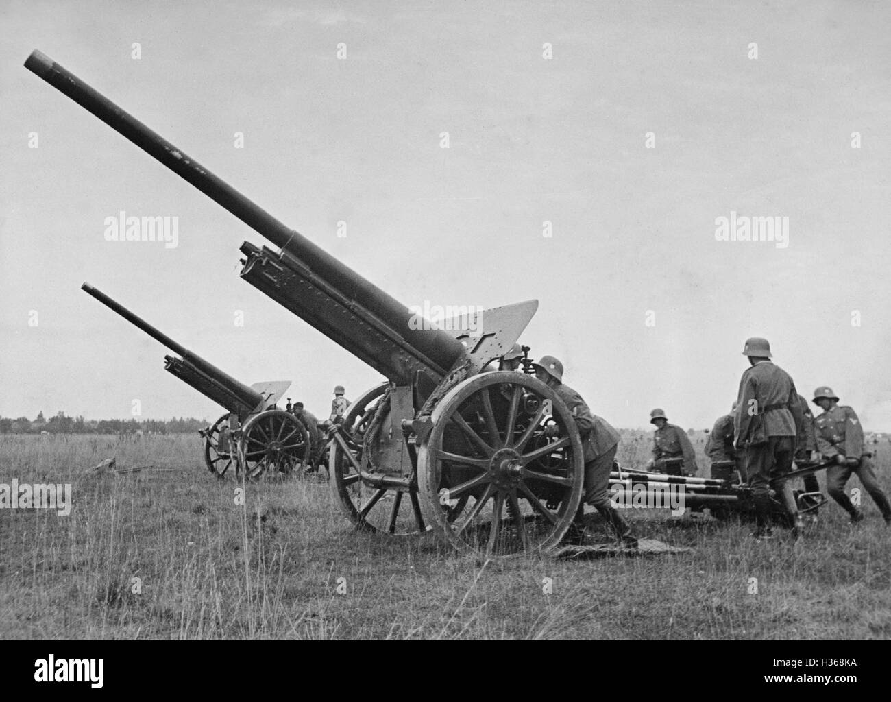 Soldiers with a heavy gun Stock Photo - Alamy