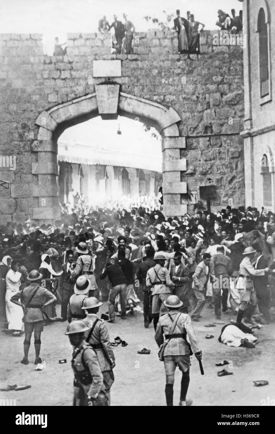 British forces in middle Black and White Stock Photos & Images - Alamy