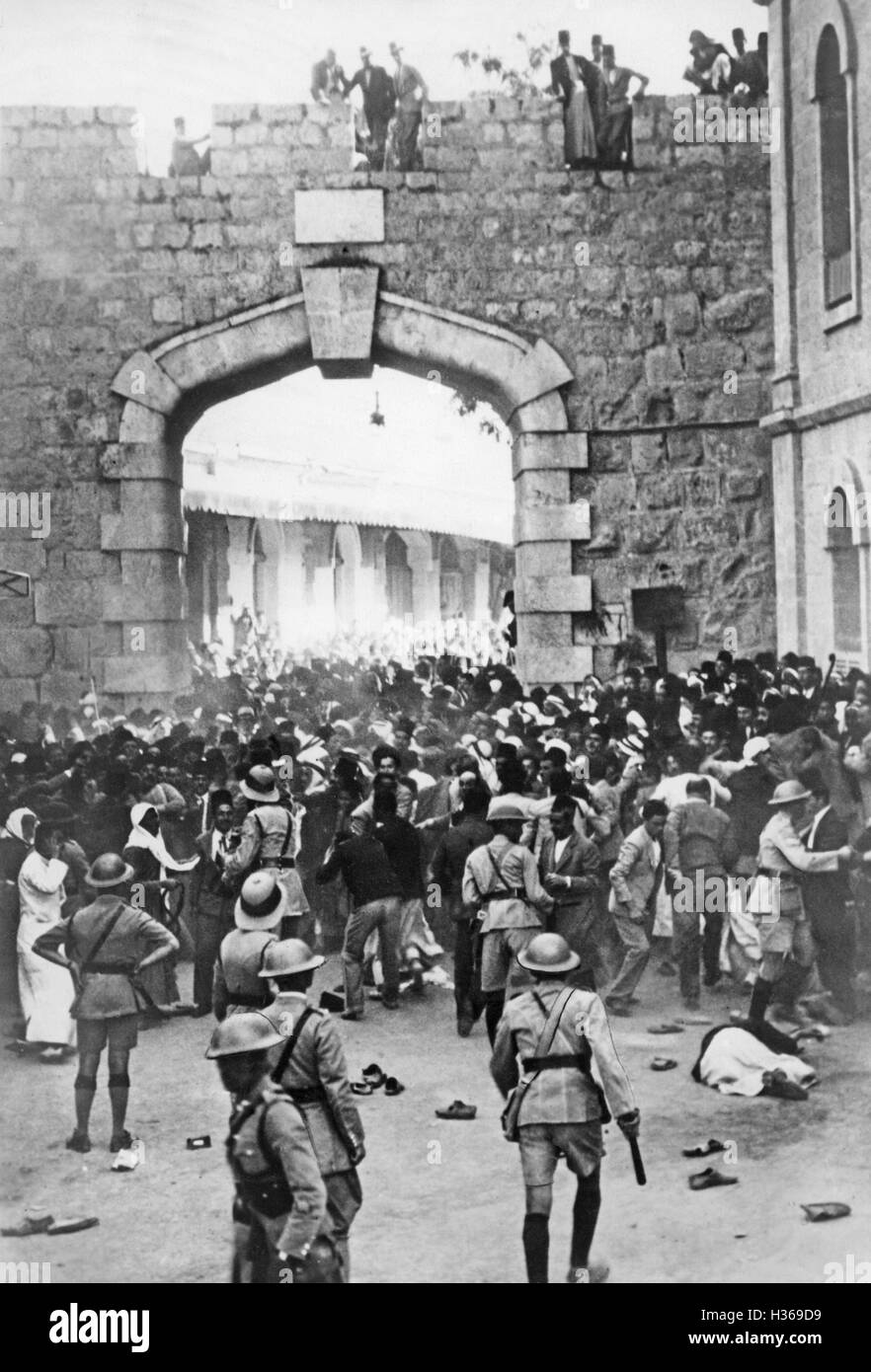 Conflict demonstrators Black and White Stock Photos & Images - Alamy