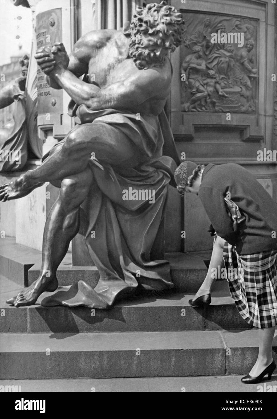 Standing fashion Black and White Stock Photos & Images - Alamy