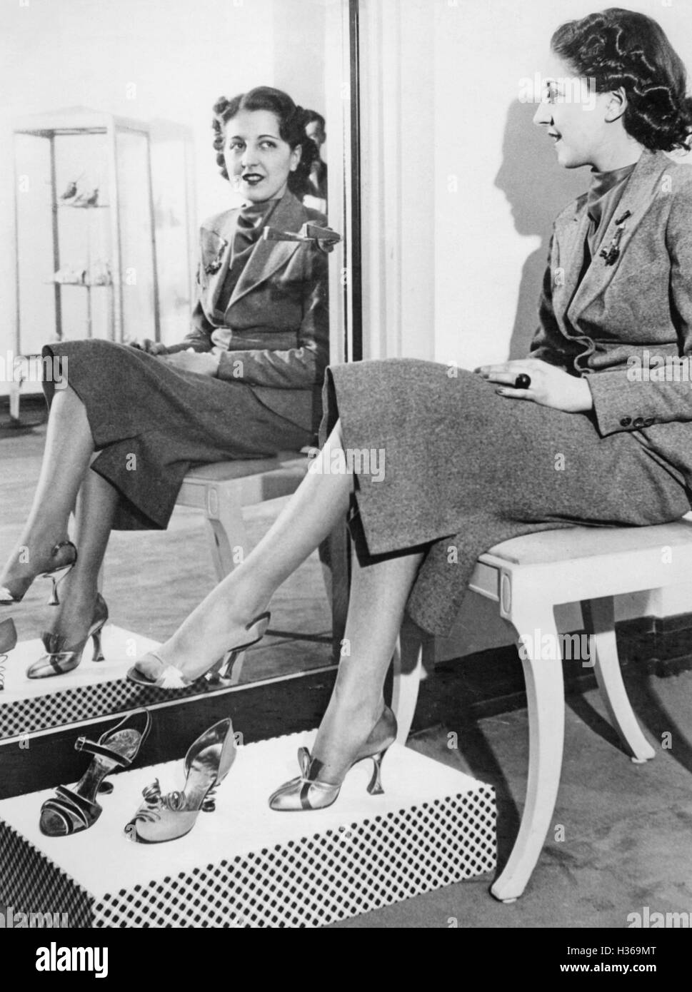 Women's fashion 1936 hi-res stock photography and images - Alamy