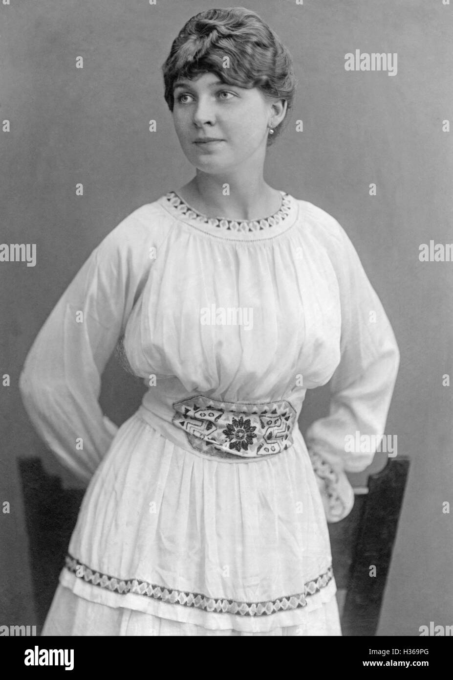 Womens fashion in 1918 hi-res stock photography and images - Alamy