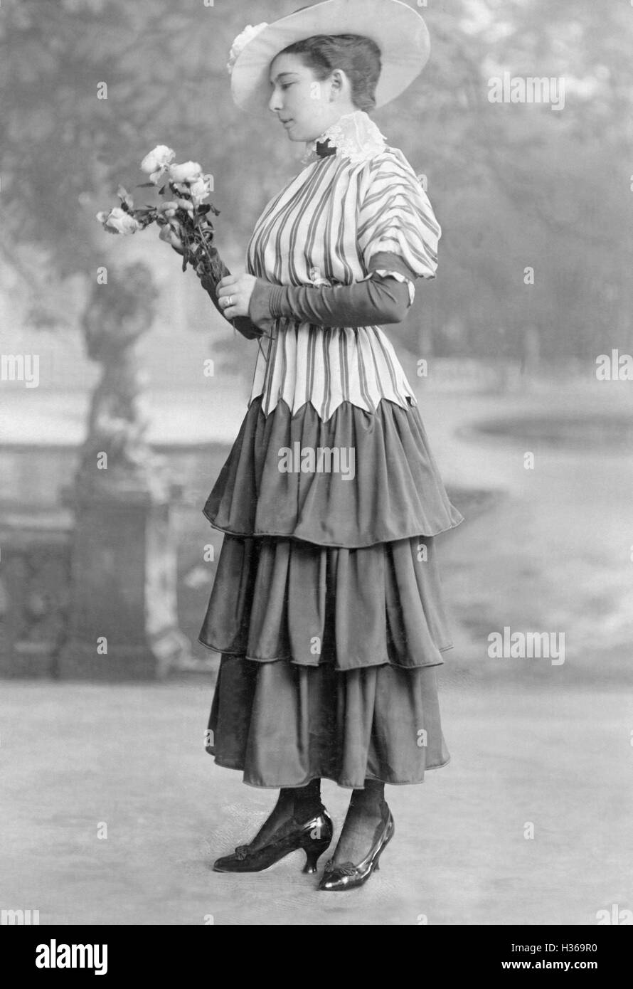 Women's fashion 1916 hi-res stock photography and images - Alamy