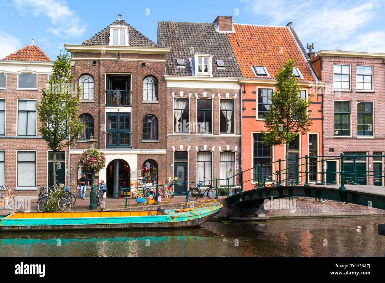 Bridge over Old Rhine canal and houses in old town of Leiden, South ...