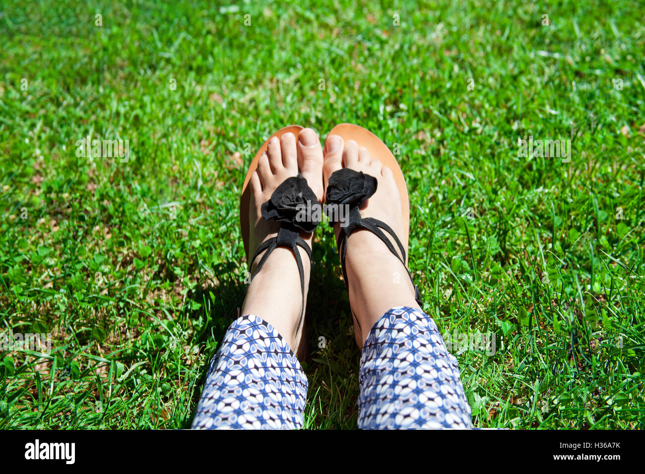 feet in green grass Stock Photo - Alamy
