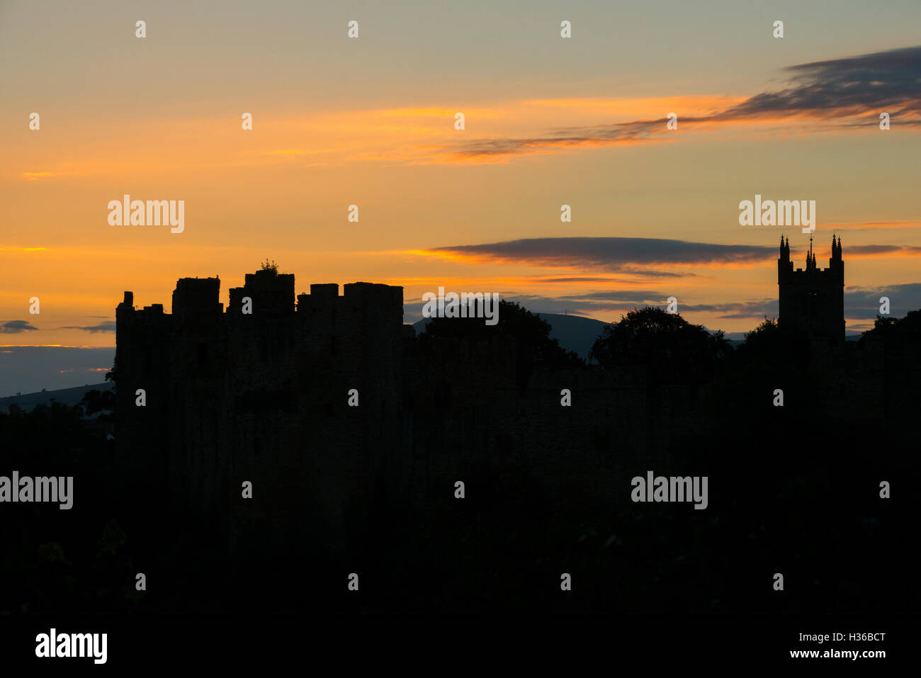 Ludlow castle and medieval market town hi-res stock photography and ...