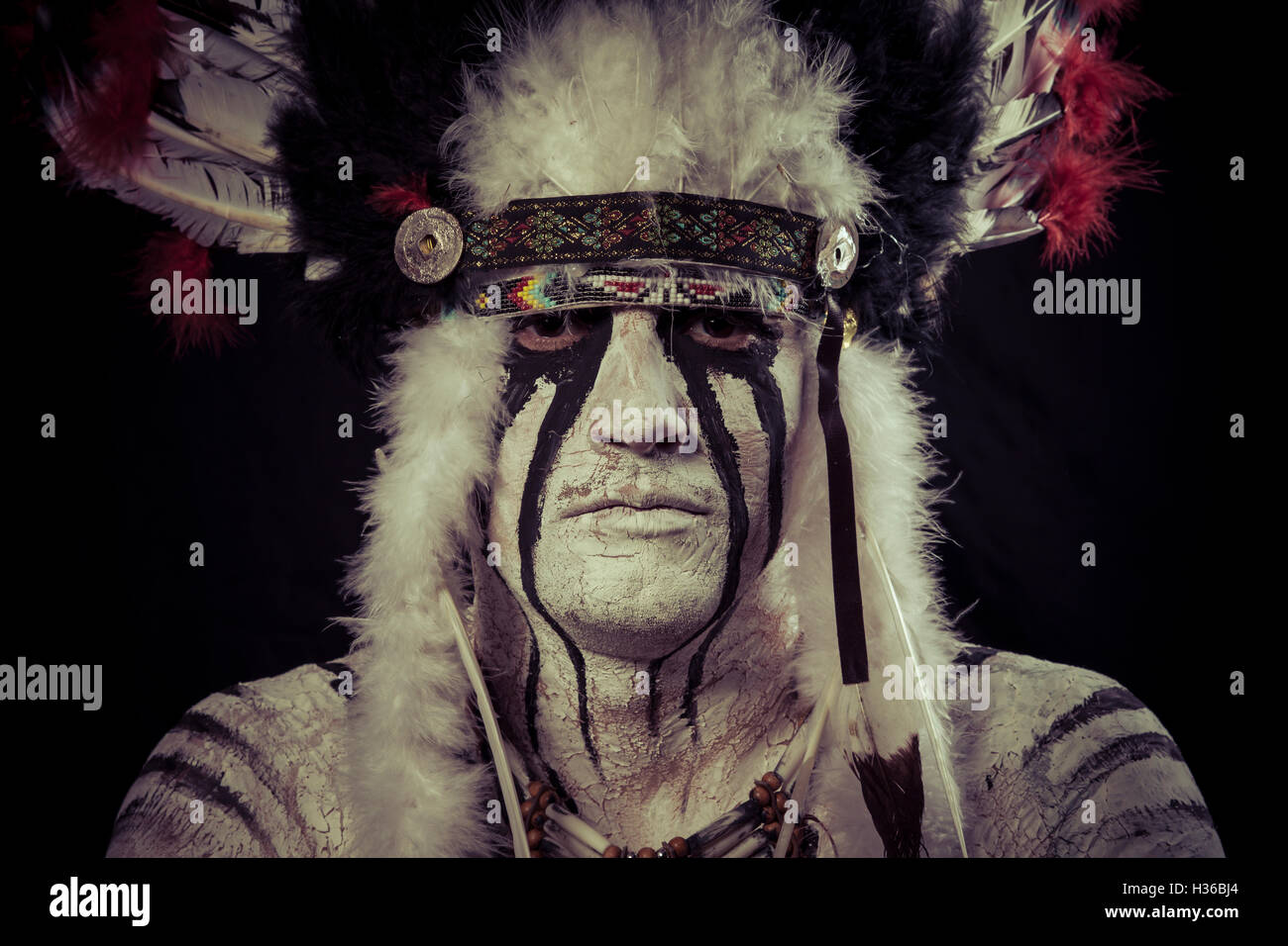 American indian chief big feather hi-res stock photography and images ...