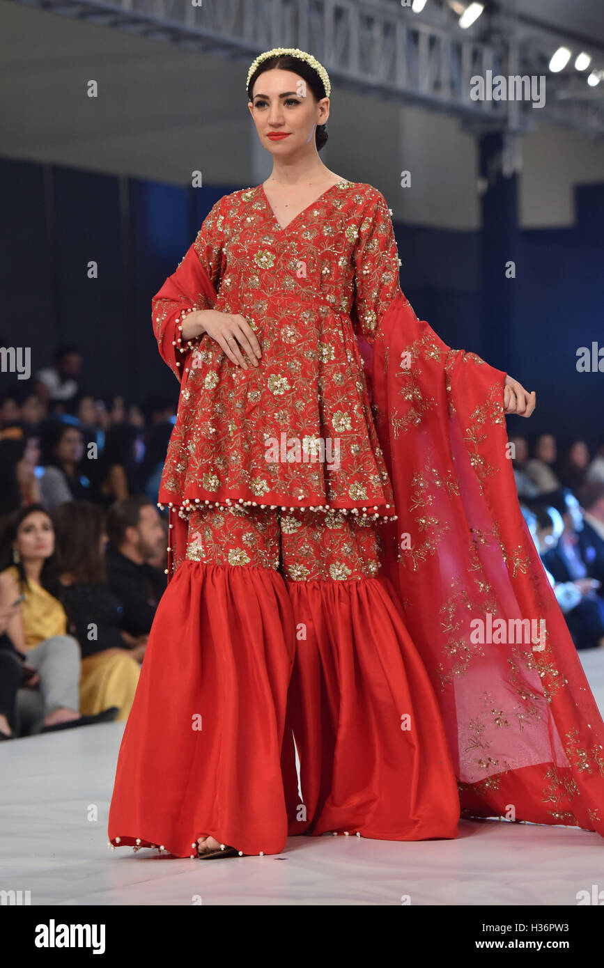 Lahore, Pakistan. 01st Oct, 2016. Pakistani models present creations by ...