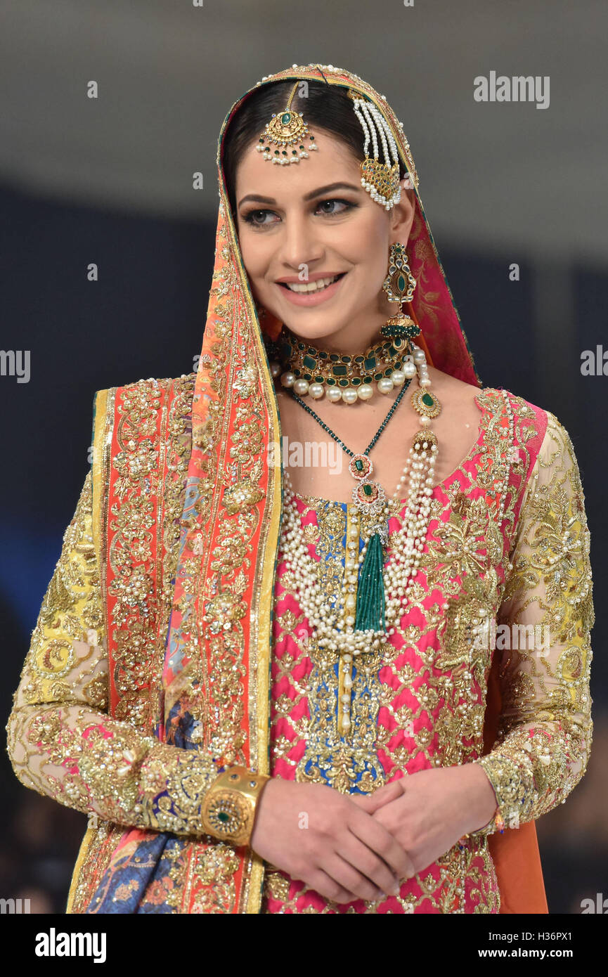 Lahore, Pakistan. 01st Oct, 2016. Pakistani models present creations by ...