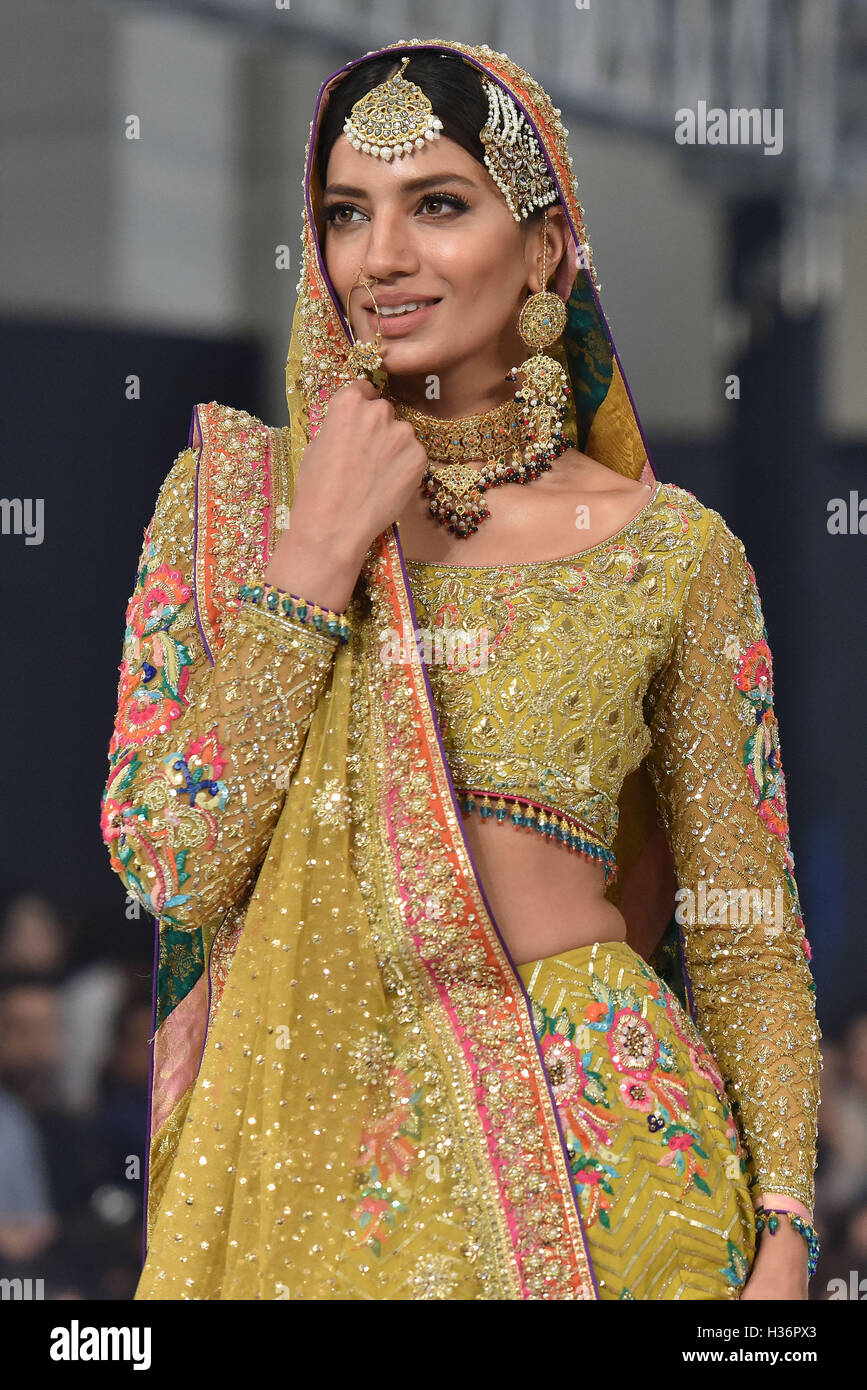 Lahore, Pakistan. 01st Oct, 2016. Pakistani models present creations by ...