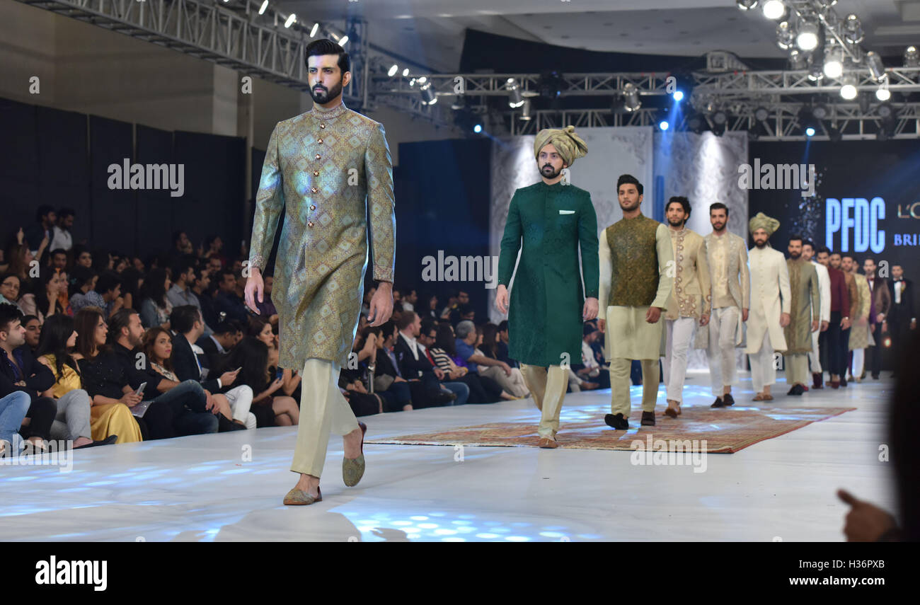 Lahore, Pakistan. 01st Oct, 2016. Pakistani models present creations by ...